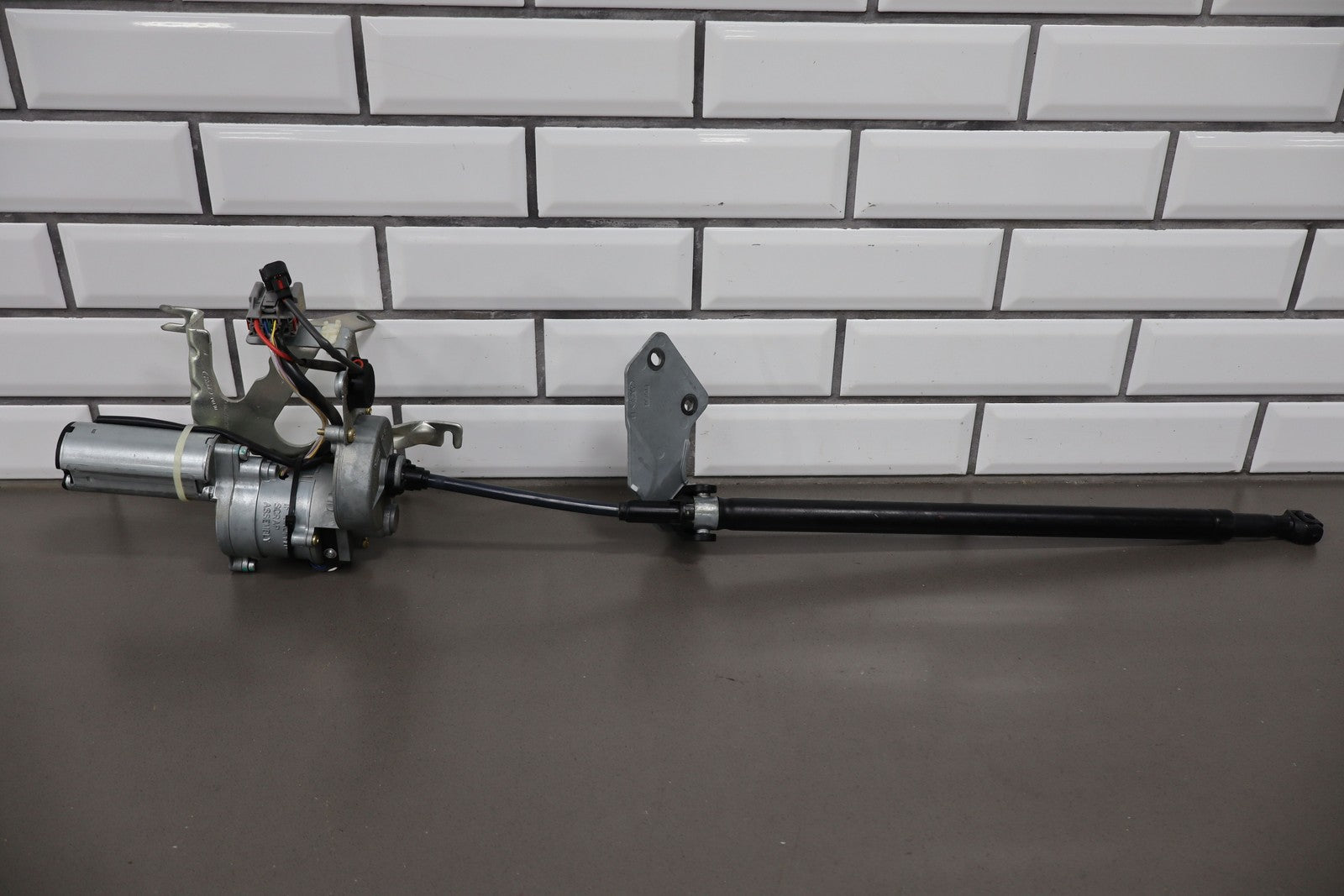 06-17 Ford Expedition Power Liftgate Motor Assembly Tested – J & J Auto ...