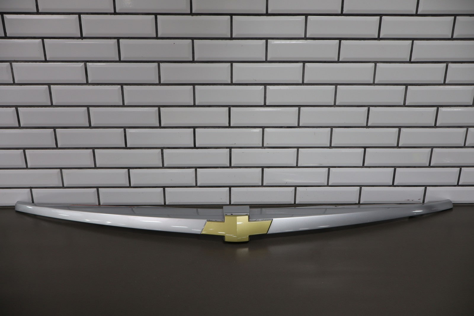 2004-2006 Chevy SSR OEM Grille Spear W/Weathered Bowtie *Missing Tab ...