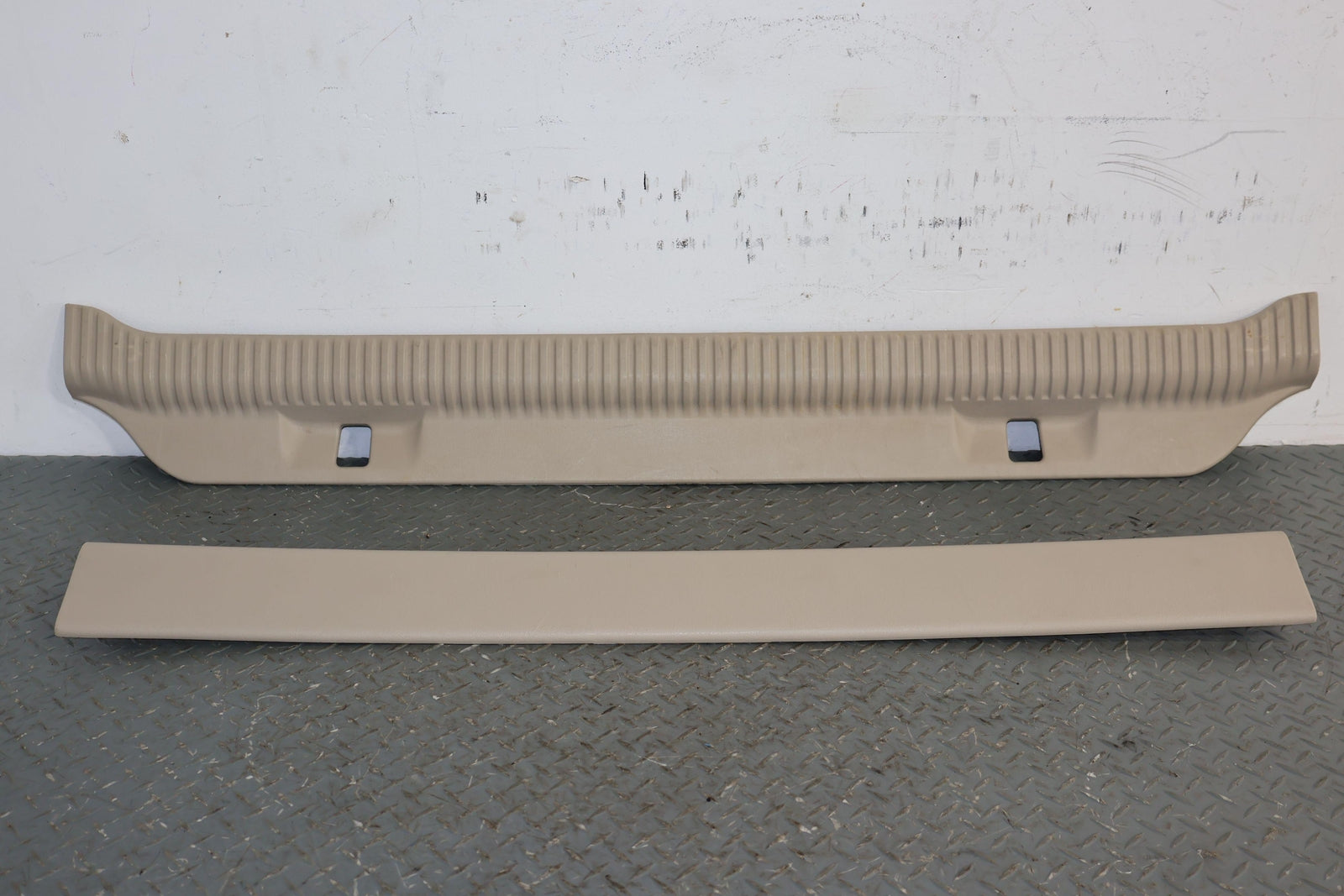 03-06 Cadillac Escalade ESV Tailgate Interior Sill Entry Plate (Shale ...