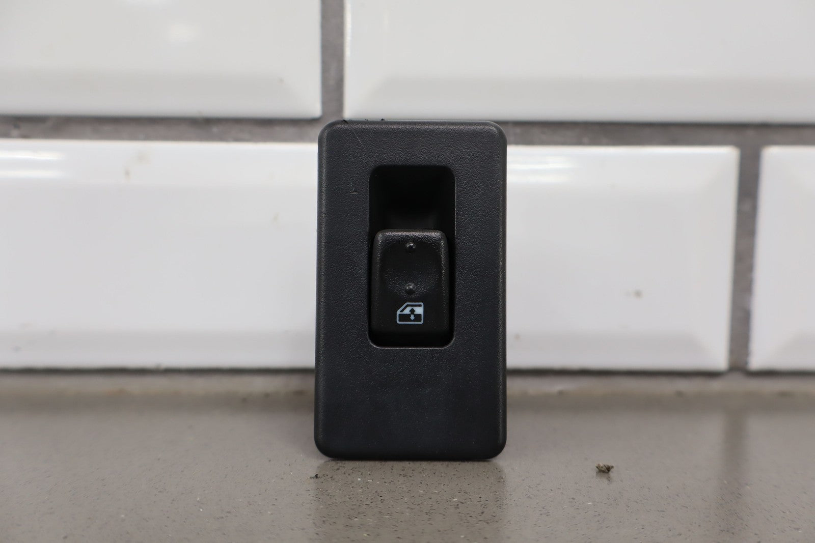 2003-2007 Hummer H2 Right Passenger Rear Door Panel Window Switch – J ...