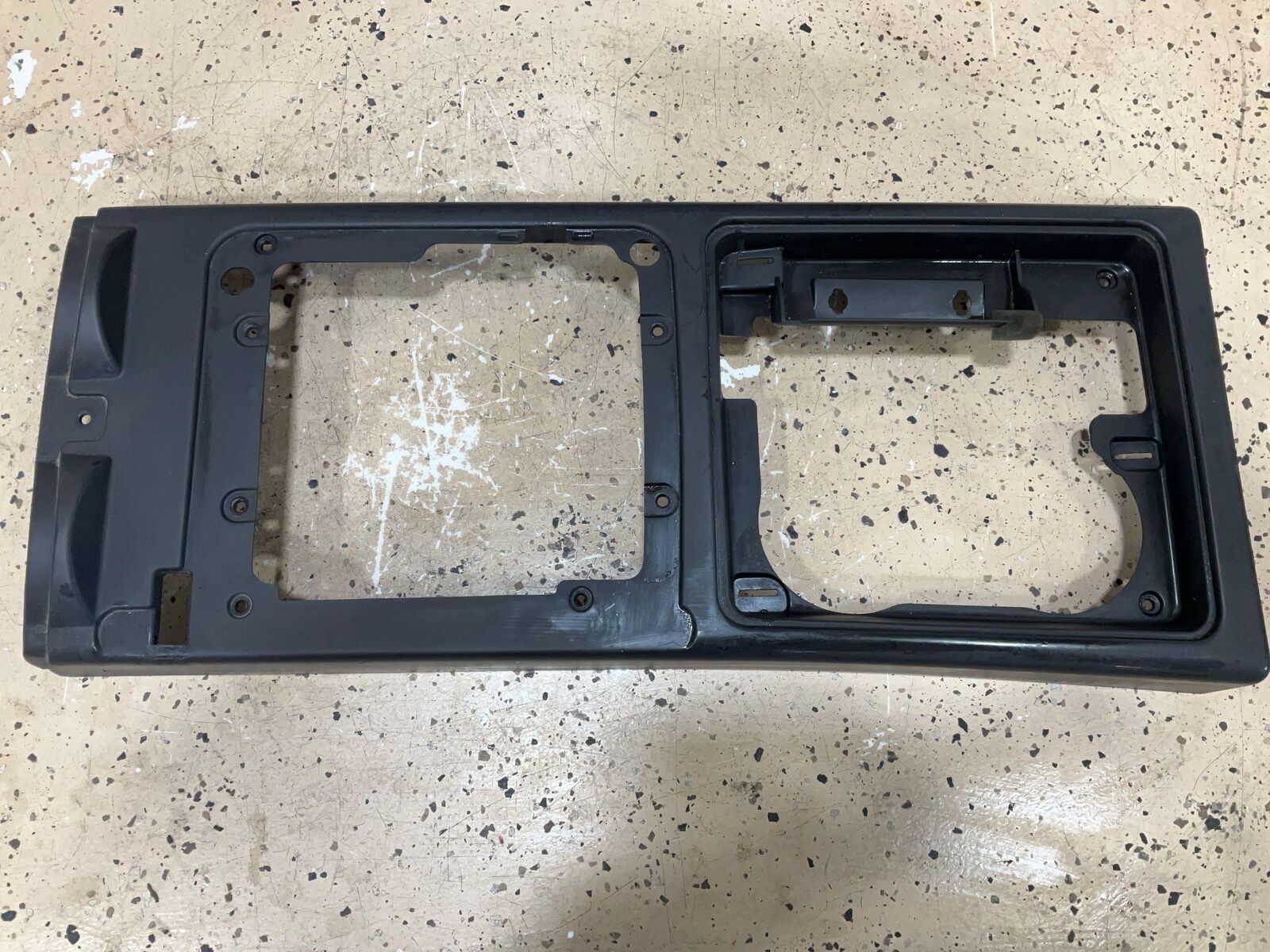 03-07 Hummer H2 Center Console Top Trim Panel Cover Arm Rest Surround ...