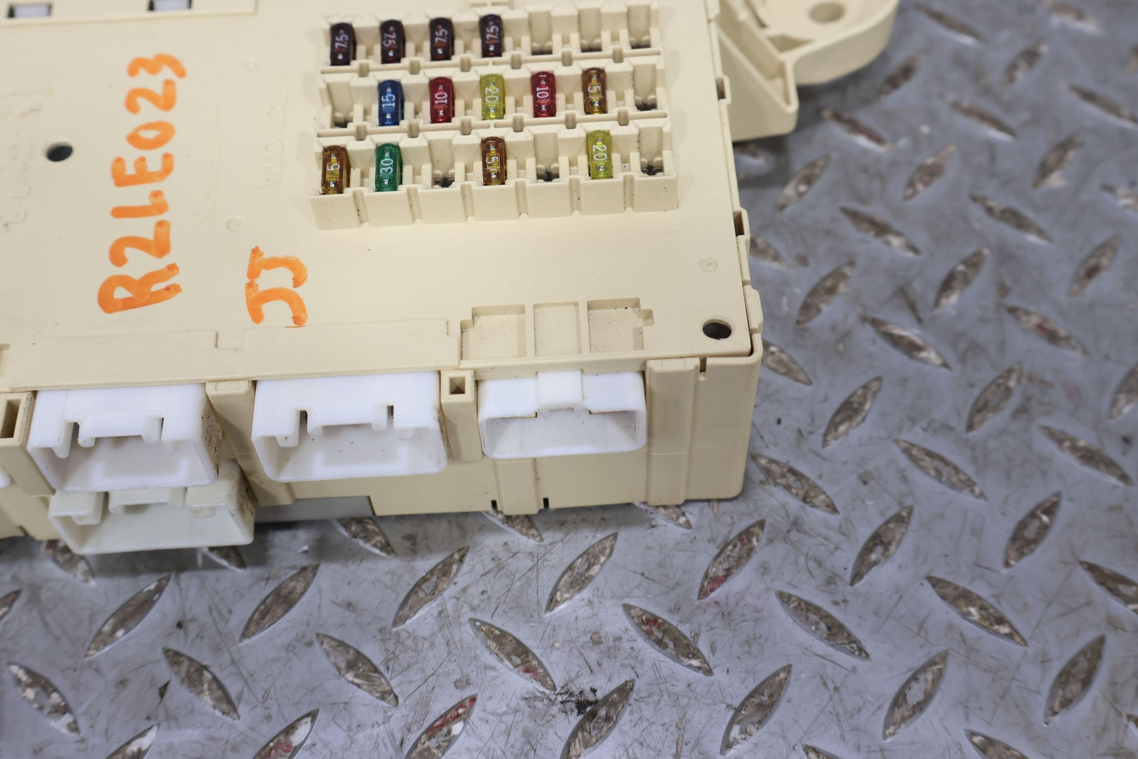 2002 Lexus SC430 OEM Cabin Fuse Junction Relay Box (RH Kick Panel) 827 – J & J Auto Wrecking