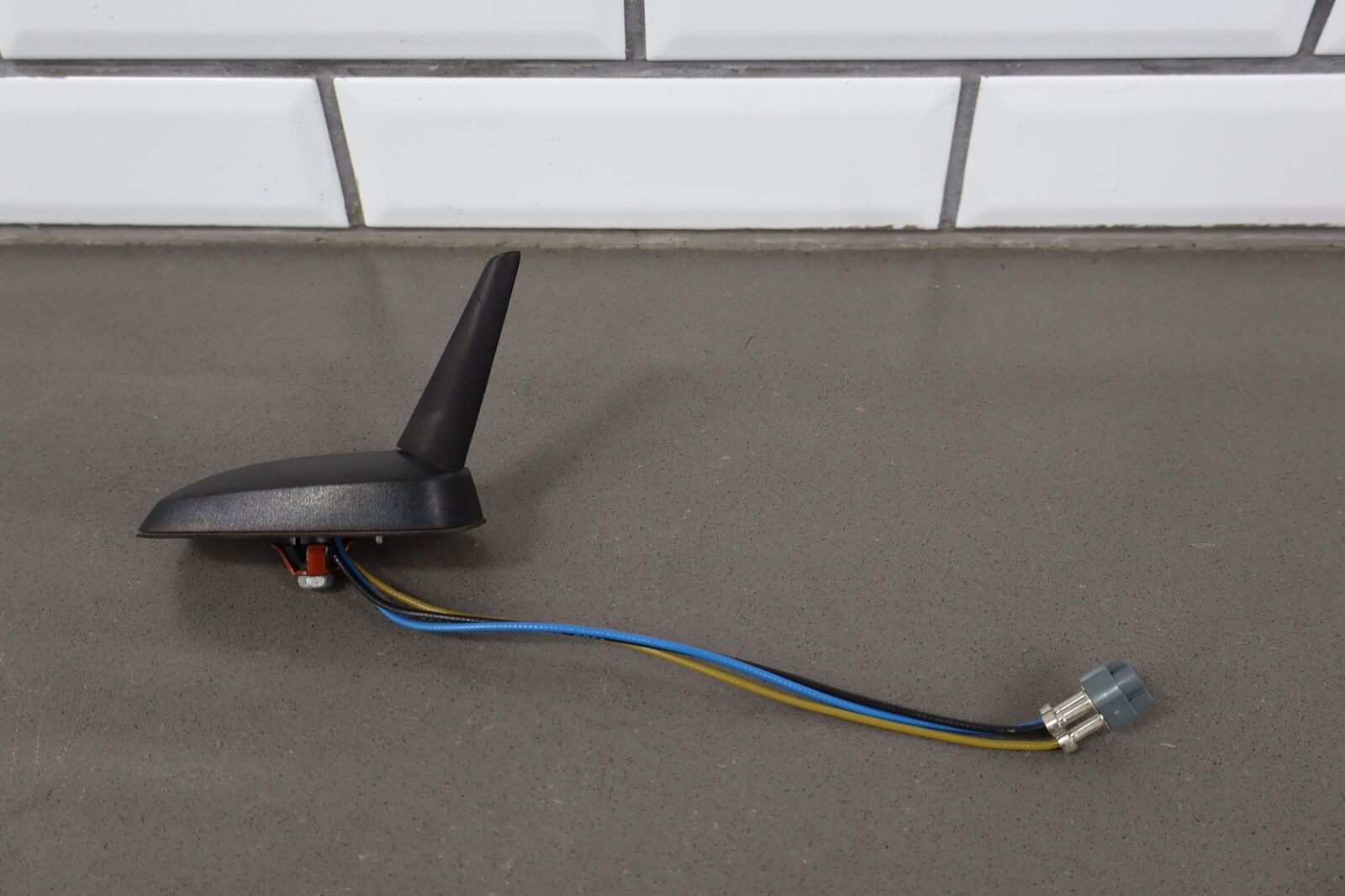 08-09 Hummer H2 Roof Mounted Shark Fin GPS/Navigation Antenna - J & J ...